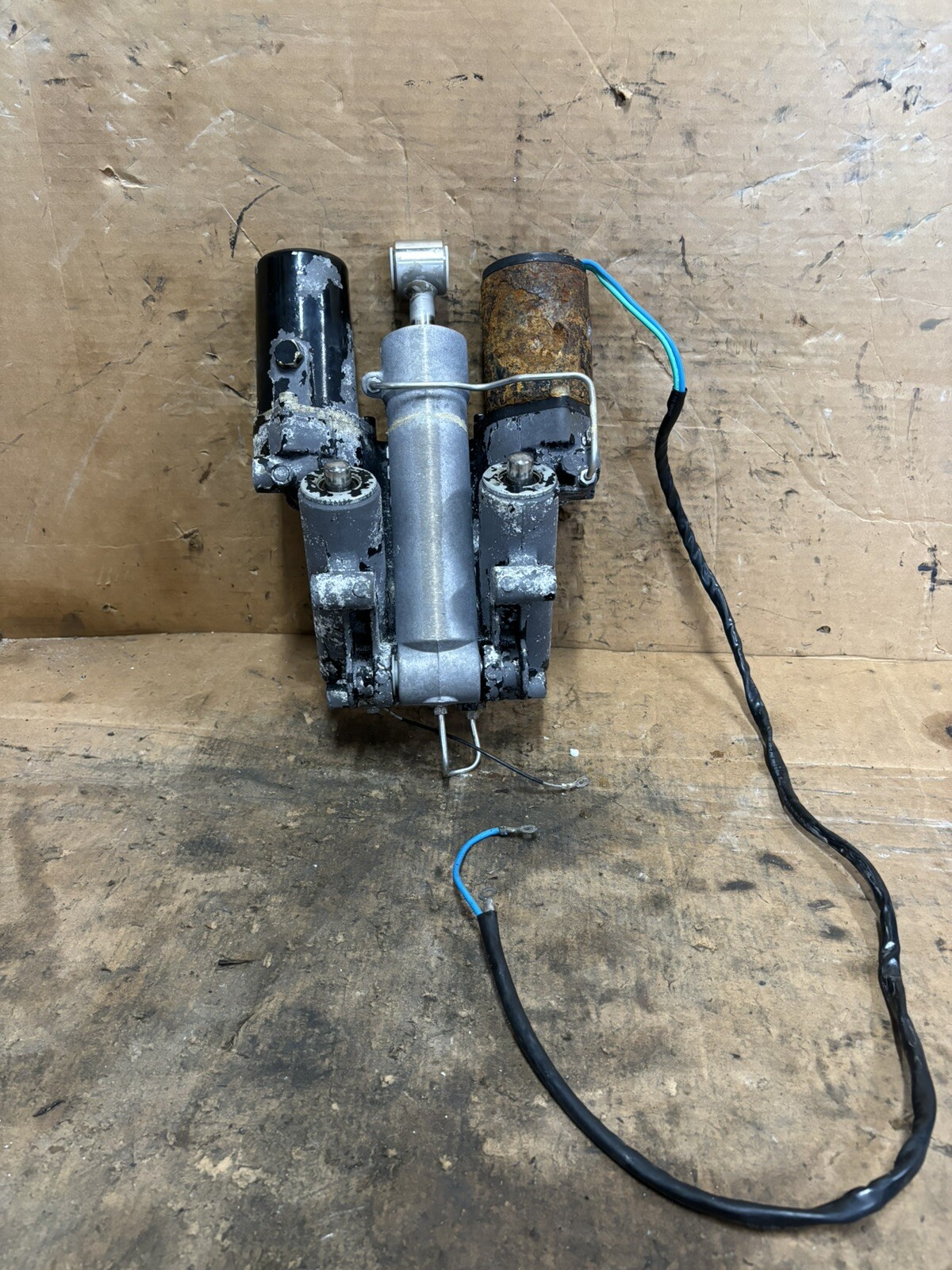 YAMAHA 4-STROKE F200 F225 F250 hp OUTBOARD BOAT MOTOR TILT & TRIM UNIT ...