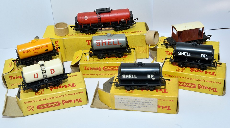 TRIANG TT RAKE OF TANK WAGONS PLUS GUARDS VAN TOTAL 7. INCLUDES BOGIE ...