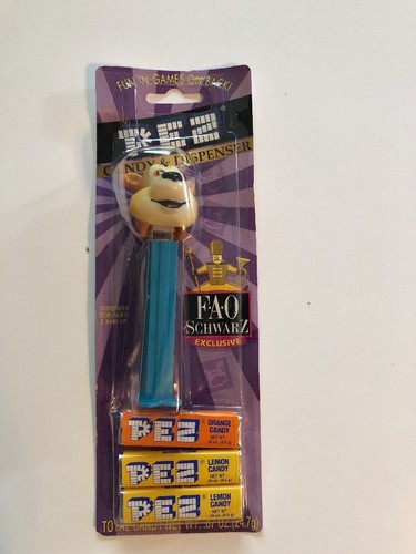 VINTAGE FAO SCHWARZ BEAR PEZ DISPENSER CARDED WITH CANDY MADE IN ...