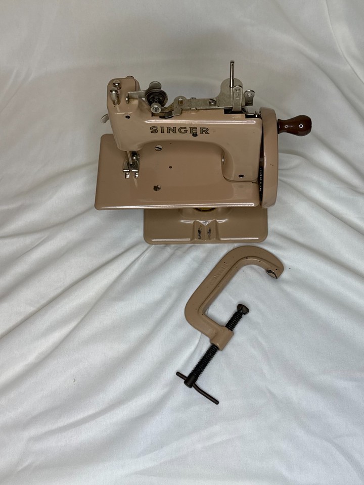 Vintage Singer Model 20 Toy Sewing Machine – Hand Crank – Made in Great ...