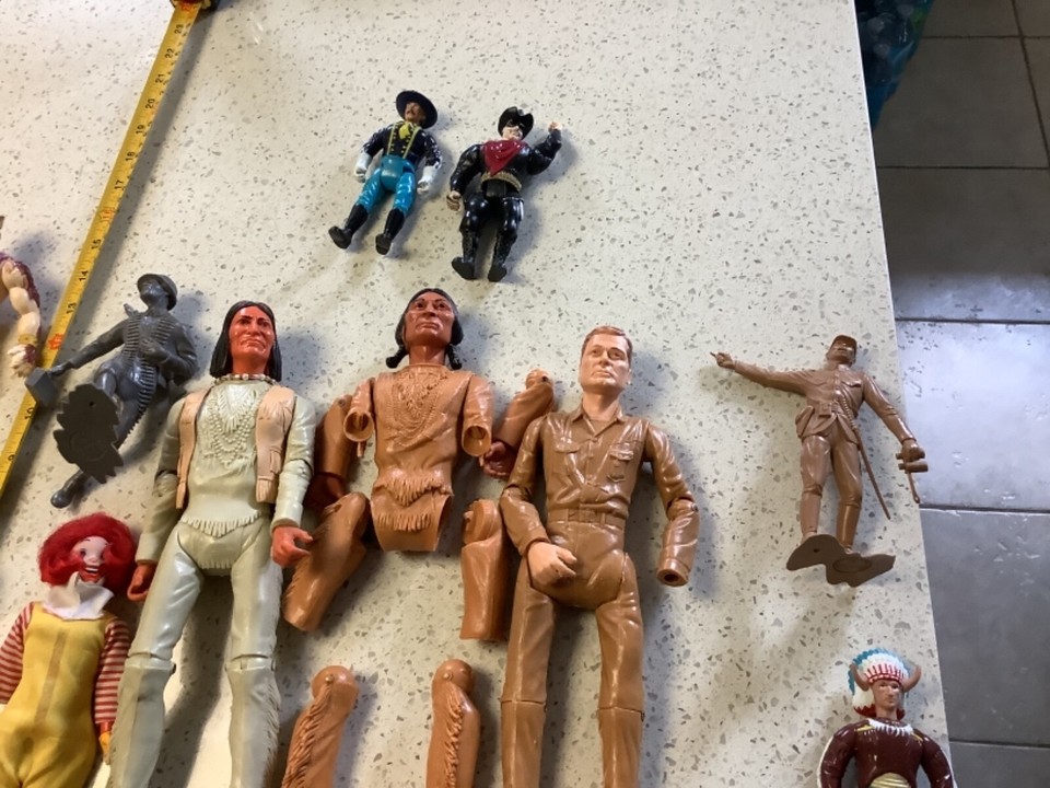 louis marx figures plus huge lot of vintage toy figures used As IS some ...