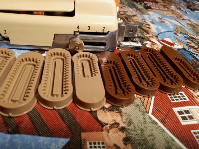 SINGER Autopilot Buttonholer for Vertical Needle Zig-zag Machines 86721 ...