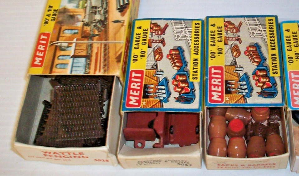 9 + BOXES MERIT MASTER MODELS OO GAUGE ANIMAL LAMPS SIGNS & FIGURES ETC ...