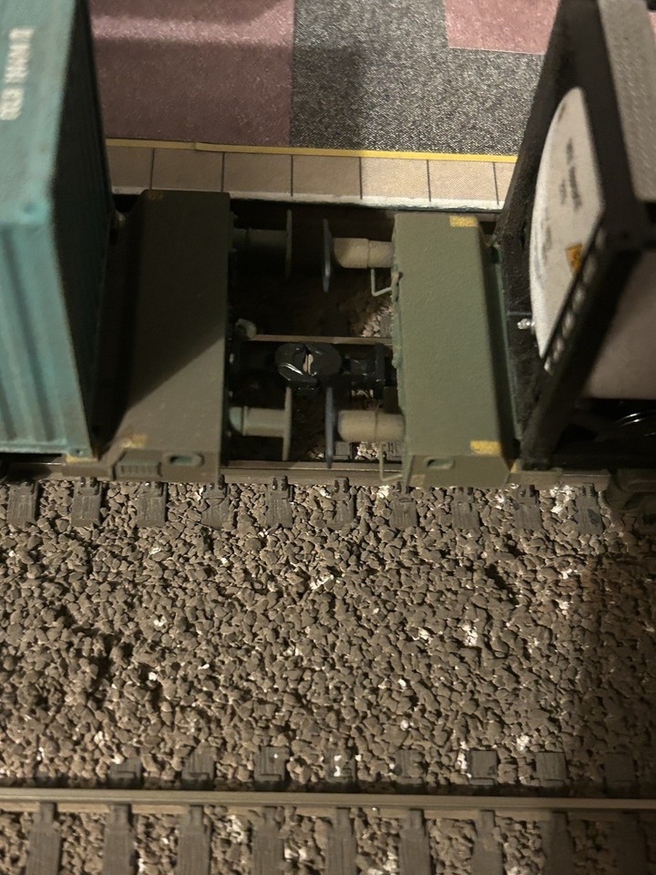 Rake of 3 x FEA-E single wagons and 2 x FEA-B twin set wagons, 00 gauge ...