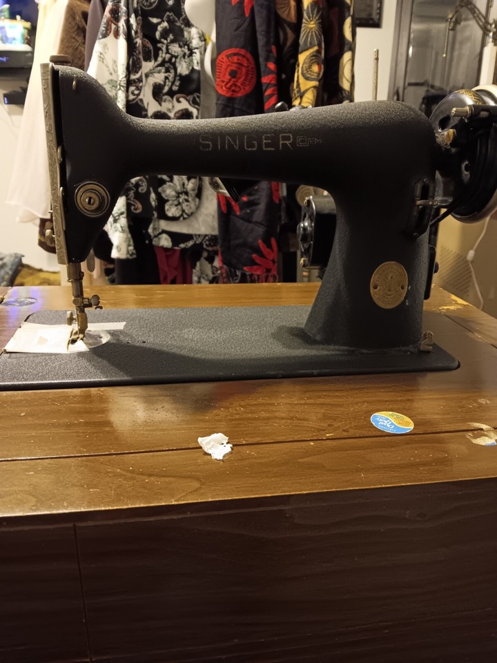 1950's Singer 22 sewing machine bakelite USA Simanco Cat RFJ9-8 SOLD AS ...