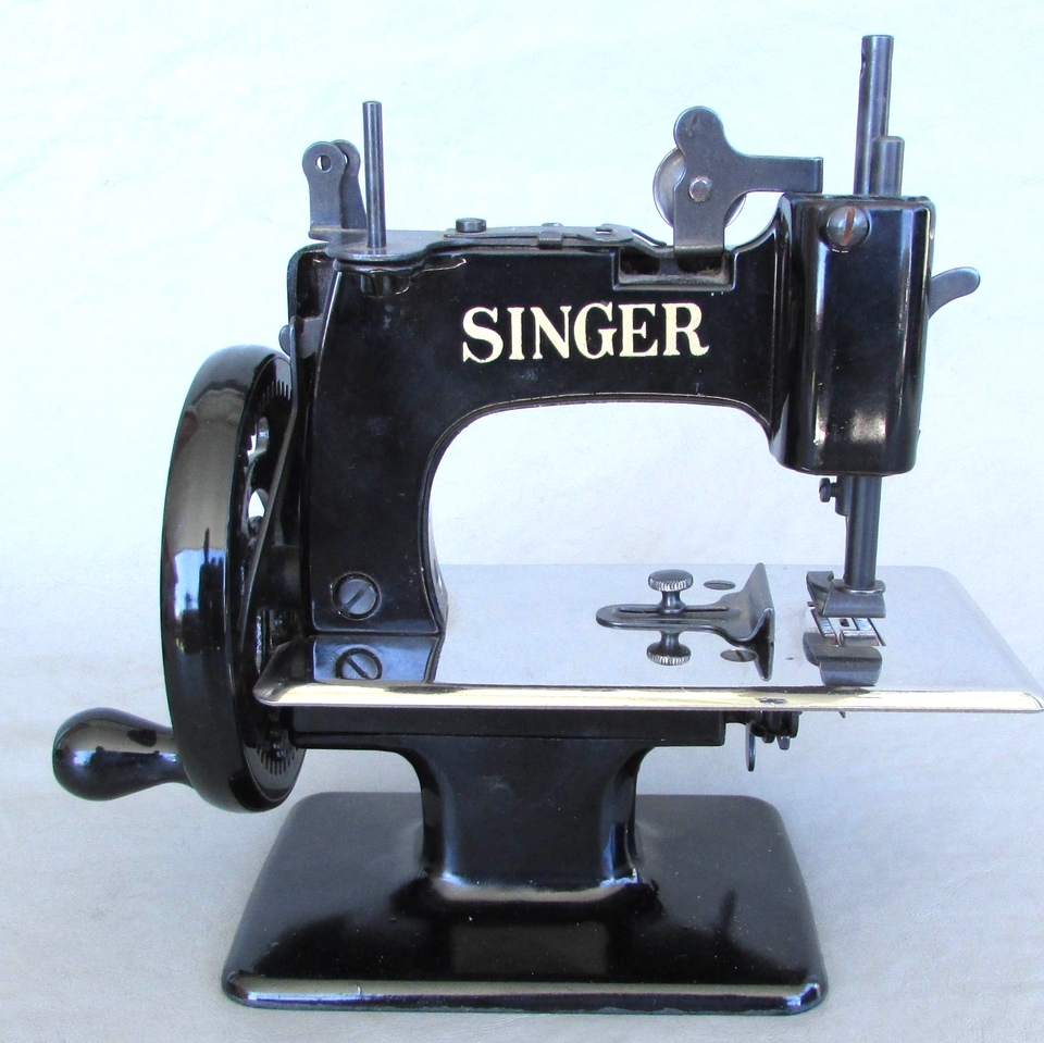 Vintage Genuine Singer Childs Miniature Real Sewing Machine | eBay