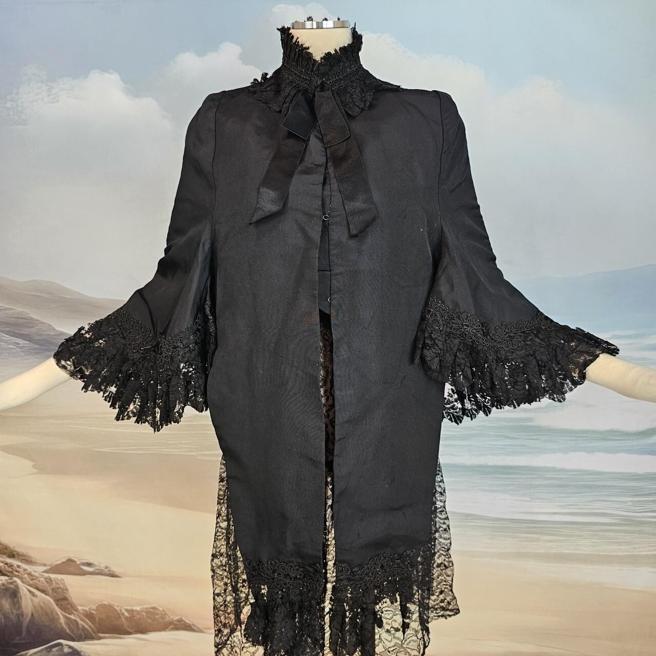 Antique Victorian Black 1880s Lace Detailed Cape Jack… - Gem