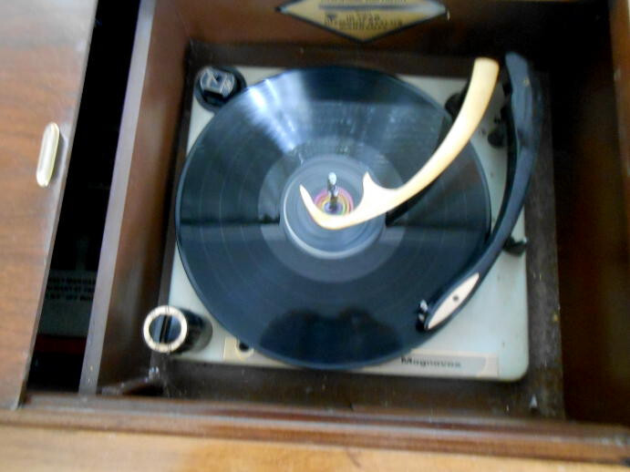 Vintage stereo, with AM/FM Radio & Storage, Floor Model, Walnut wood ...