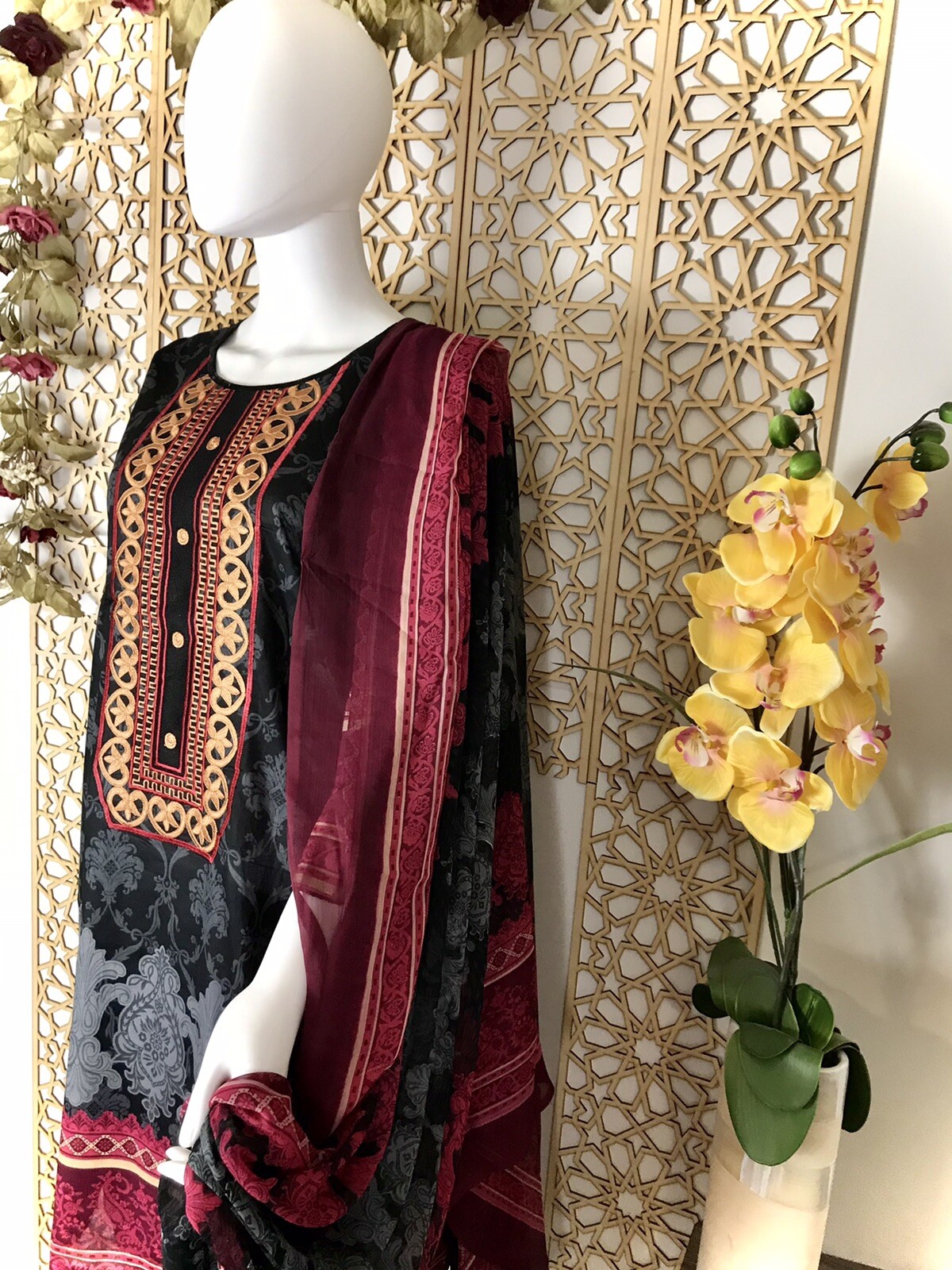Pakistani Clothing : Burqa, Sari, Taqiyah, Salwar Kameez, Purdah, Kurta ...
