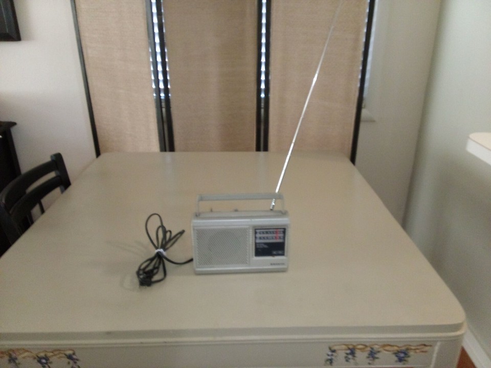 VINTAGE SANYO RP 5230 Portable AM/FM radio. It works. | eBay