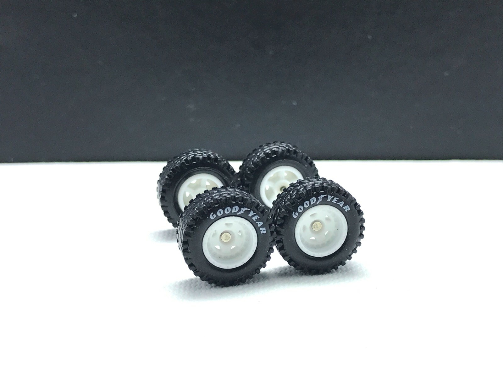 R152b Hotwheels 1:64 Real Riders # Fifteen52 Turbomac White 4x4 Offroad ...