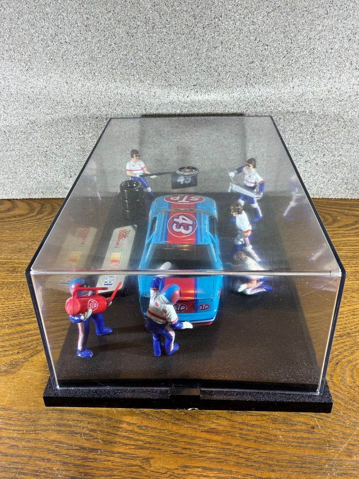 1992 NASCAR Racing Champions 1:24 Scale Pit Crew Show Case #43 Richard ...