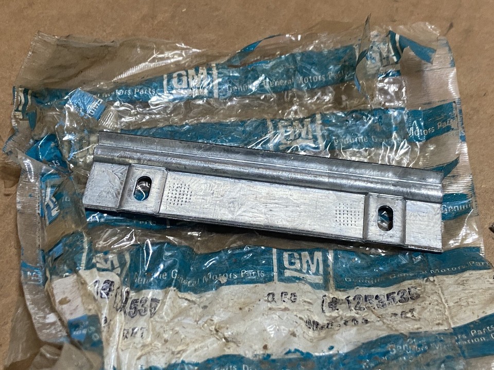 GM 1253535 Rocker Panel Molding Fender Retainer 1977-80 LeSabre ...