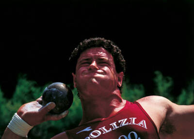 Italian shot putter Alessandro Andrei while throwing weight pr- 1984 ...