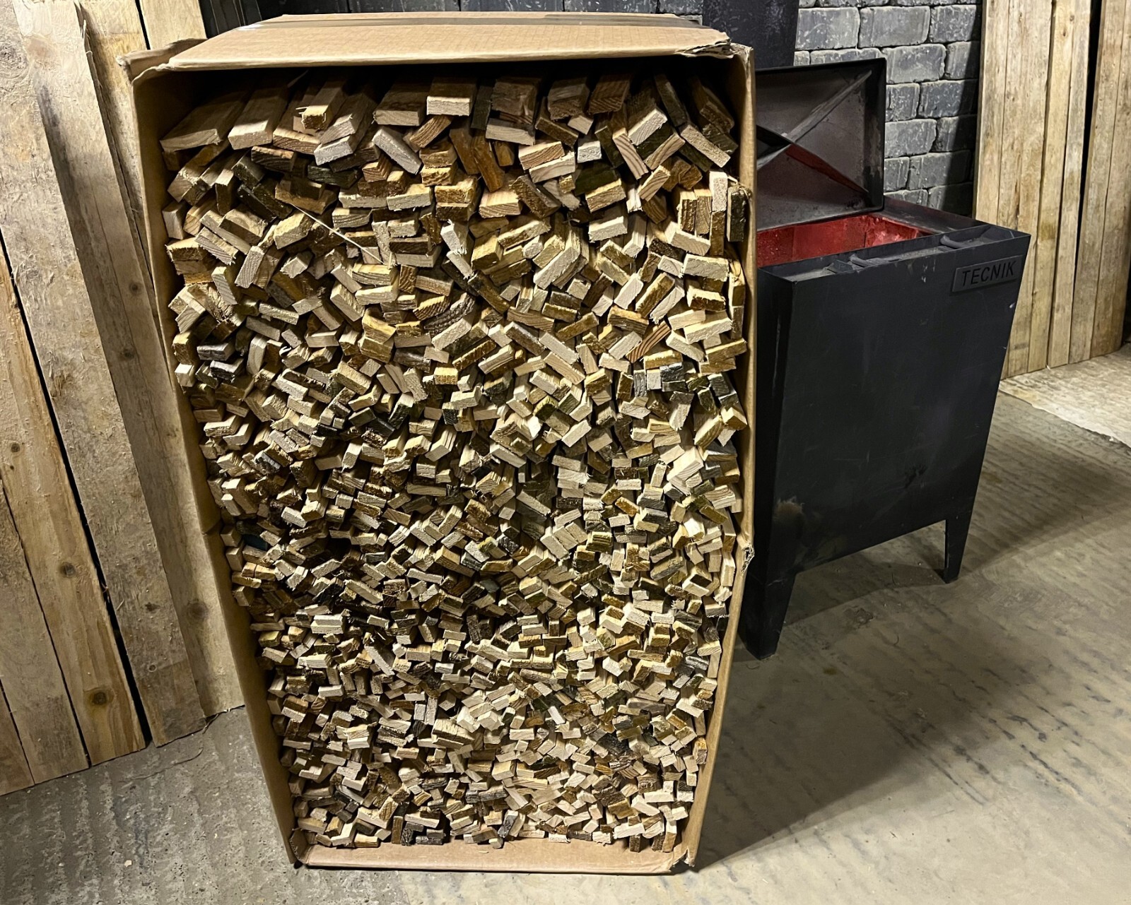 BOX 25 KG DRY KINDLING FIREWOOD LOGS WOOD BURNERS STOVES FIRE PITS FREE ...