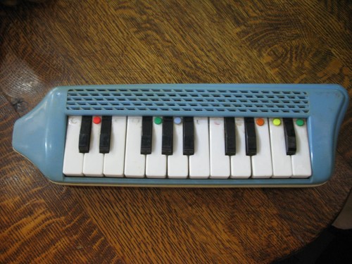 Vintage Kids Hard Plastic Toy Musical Keyboard Organ Wind Instrument ...
