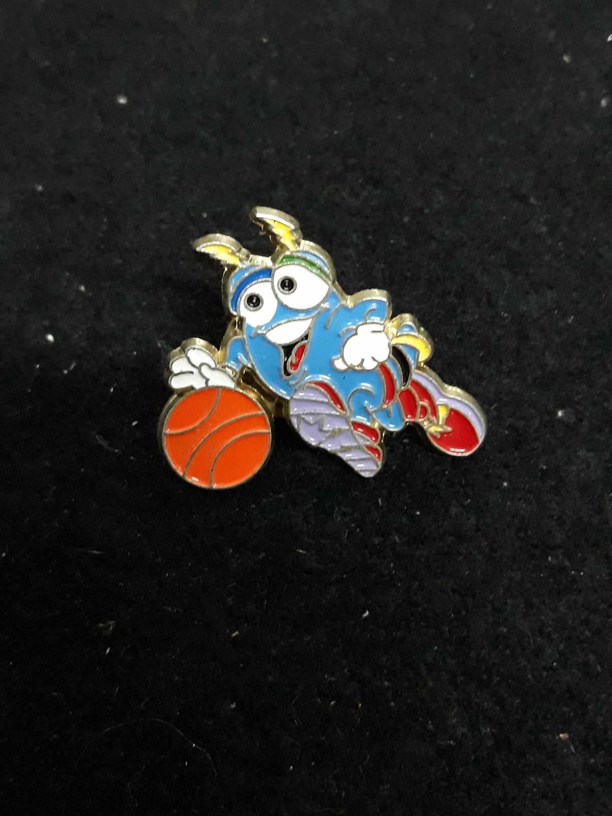 PIN ATLANTA 1996 OLYMPIC GAMES MASCOT IZZY BLUE BASKETBALLS BADGE | eBay