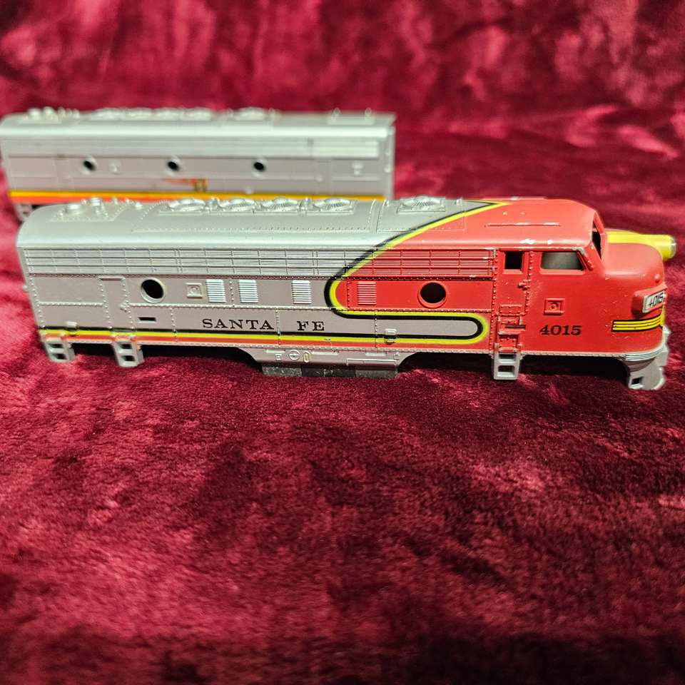 Vintage Athearn HO Scale Model Santa Fe #4015 Engine and Passenger Car ...