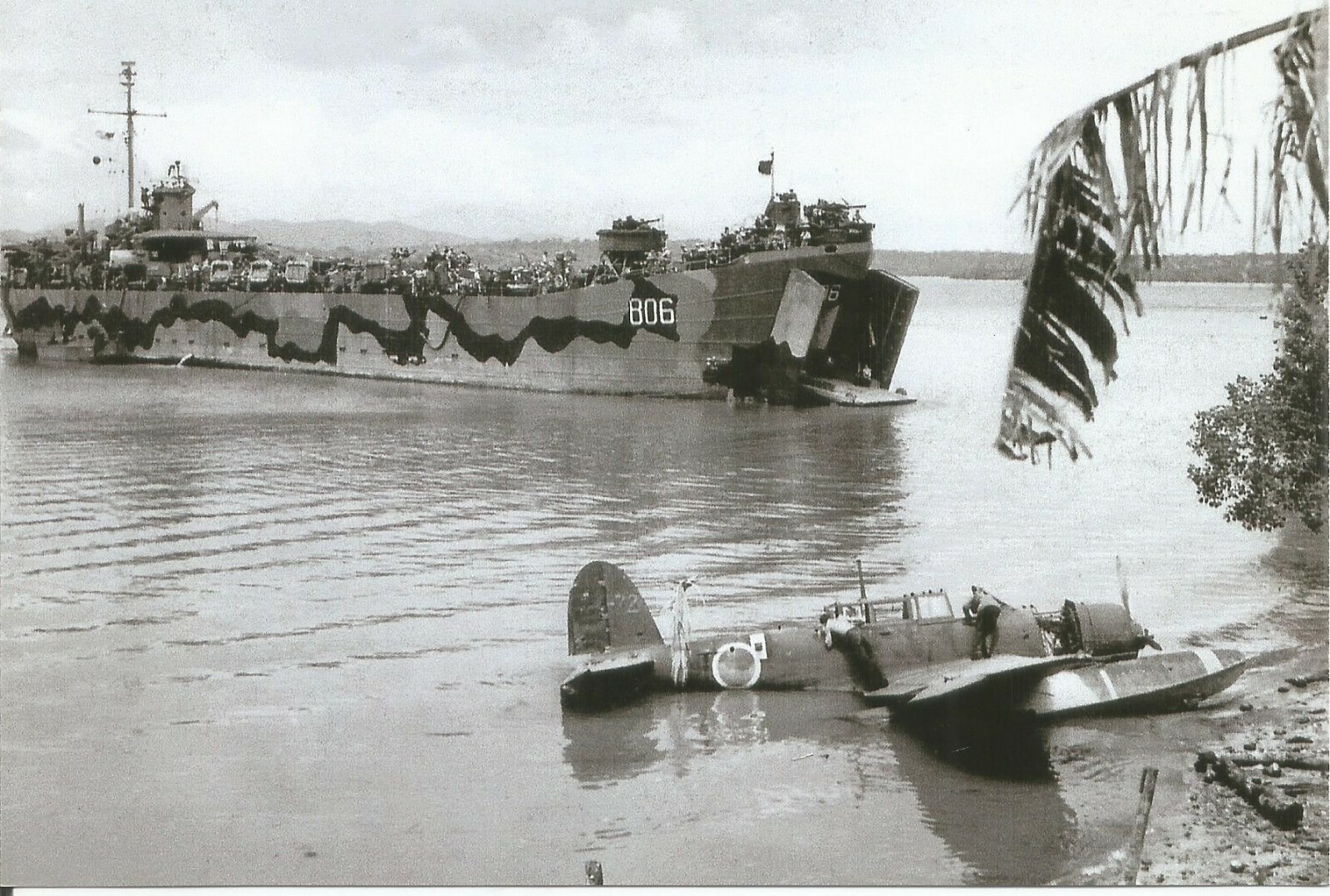 WW II - Usa Photo -- ** Landing Craft & Crashed Japanese Float Plane ...