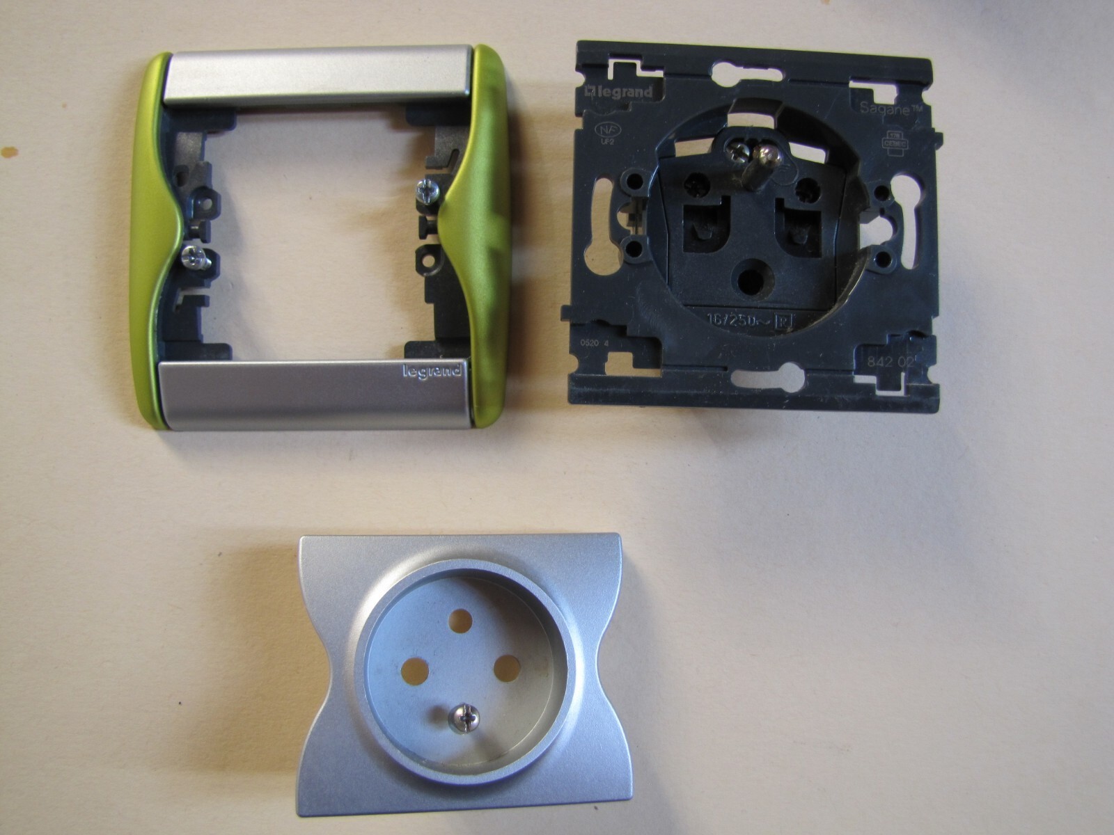 Legrand 84202 - Prise avec terre Sagane Xelio Vert Grany | eBay