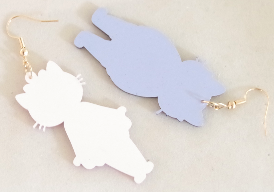2" ASYMMETRICAL CAT COUPLE IN PATRIOTIC SWIMSUITS ACRYLIC DROP DANGLE ...