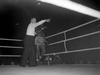 The referee points American former heavyweight champion world - 1956 ...