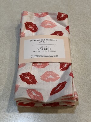 Cupcakes and Cashmere Set of 4 Cloth Napkins Kisses Love Valentines Day ...