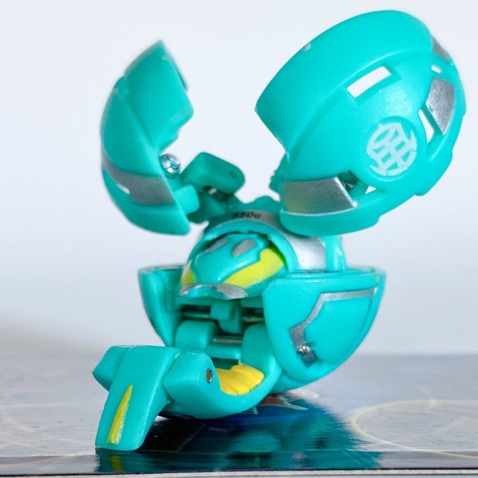 Bee Striker Bakugan