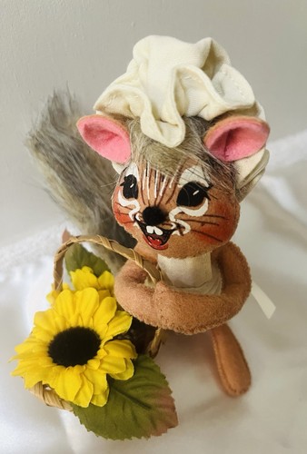 Rare Annalee 2009 squirrel Sunflower Flower Basket Acorns Apron Bonnet ...