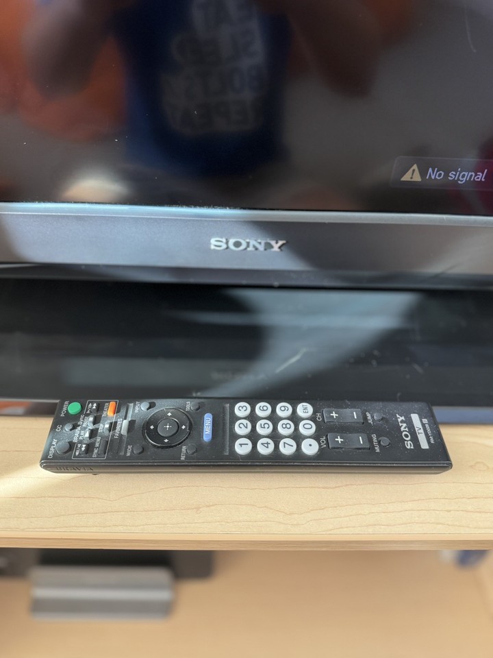 Sony Bravia 26” LCD TV KDL-26L5000 HDMI Input/ With Remote/ Stand ...