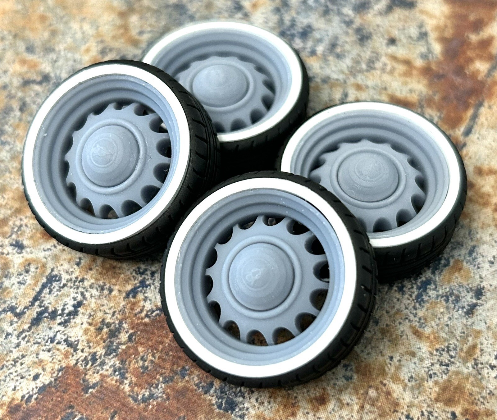 Resin 22 In. “Artillery” Restomod Wheels, W/ One Inch Whitewalls,1/24 1 ...