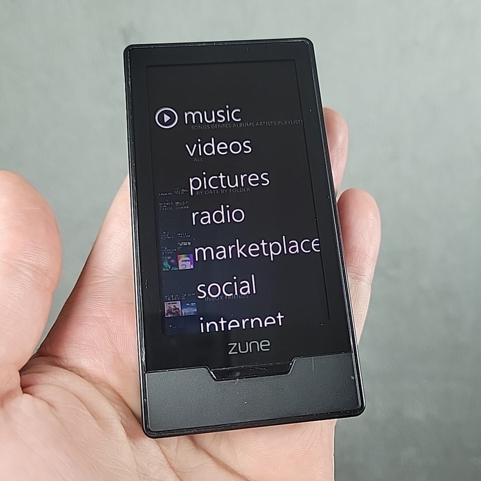 Microsoft Zune 16GB Digital Media Player Model 1395 - 940 Songs - FREE ...