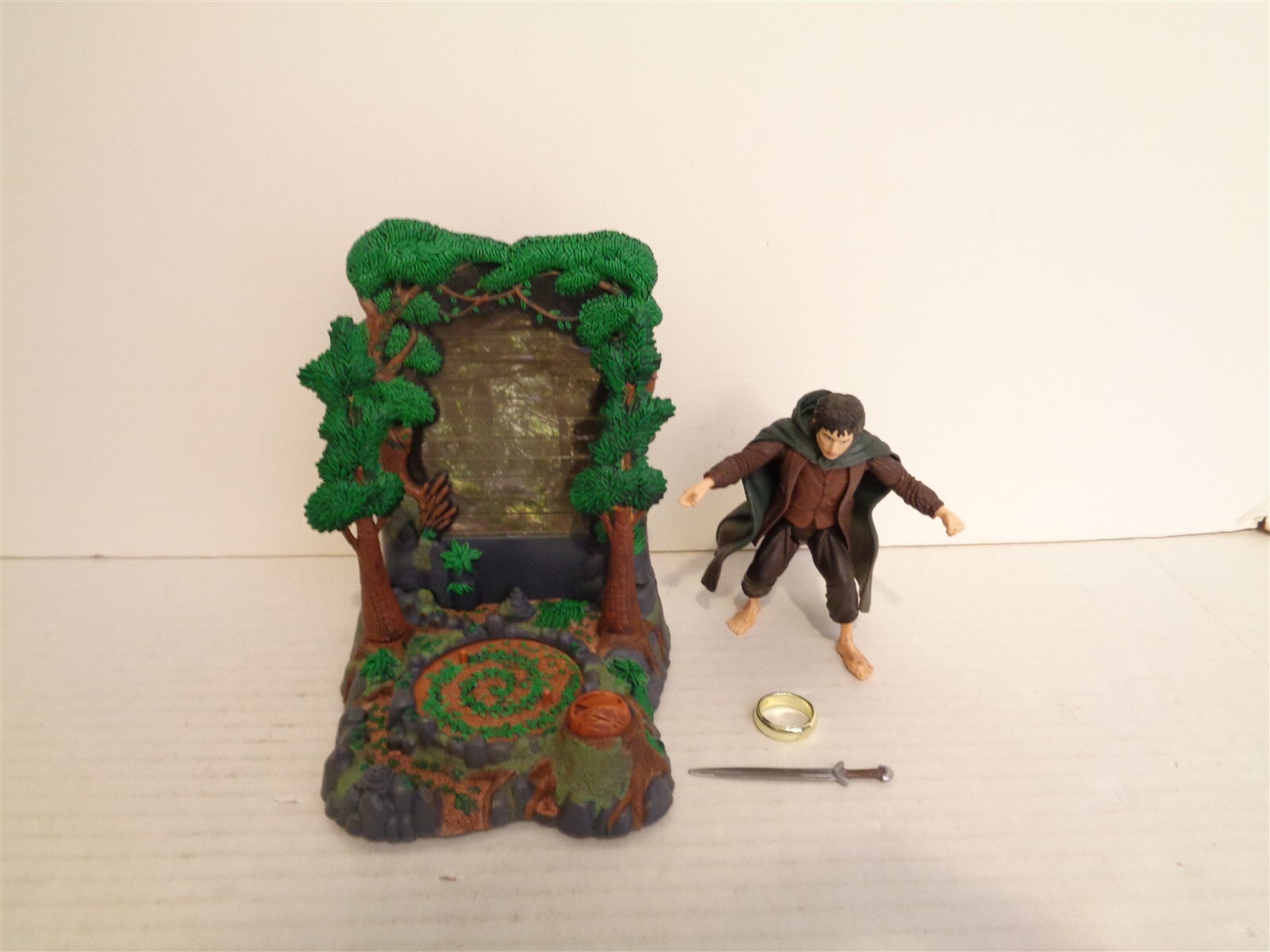 2001 Toy Biz Lord of the Rings Frodo with Ringeraith Base Action Figure ...