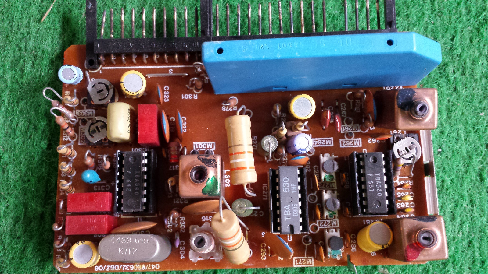 4x Platine mit IC BAUSTEINEN TBA520 TBA530 TBA540 + QUARZ 4,433618Mhz u.a. 24649 4016998793240 ...