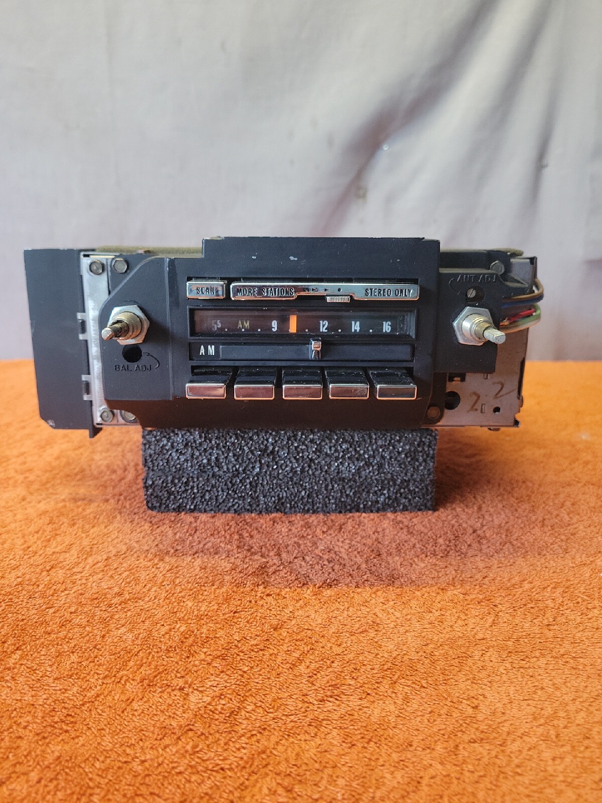 B32• Vintage 1978-1987 GM Delco 2700 Series AM/FM Stereo With Channel ...