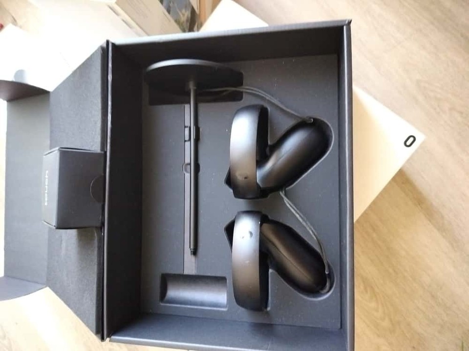 Oculus Rift CV1 VR Headset + 2x Controllers + 2x Base Stations - FULL ...