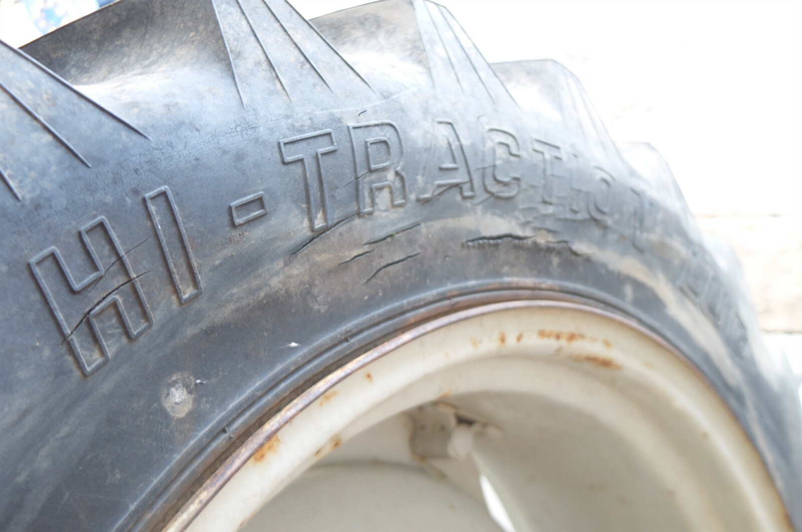 62 - 65 Early Ford 4000 Tractor 801 901 rear back wheel rim and tire | eBay