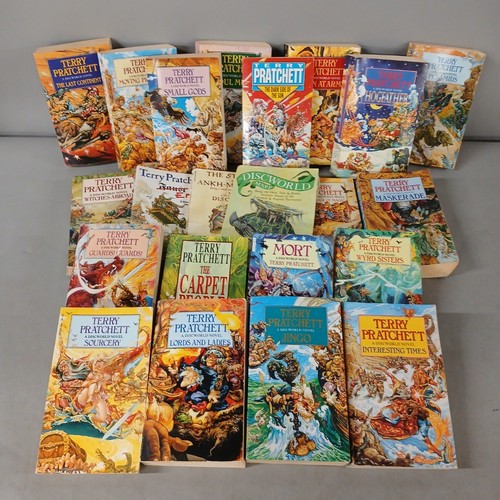 Terry Pratchett Discworld Book Bundle x21 Corgi Paperbacks 2x Maps ...