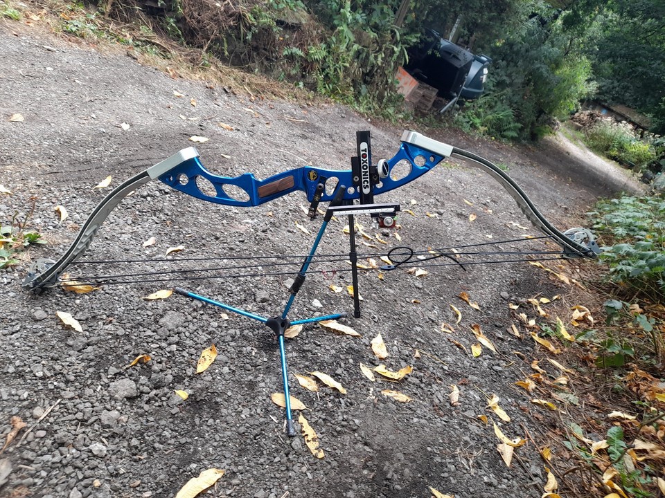 Merlin Archery compound bow left handed with Accessories and Carry Case ...