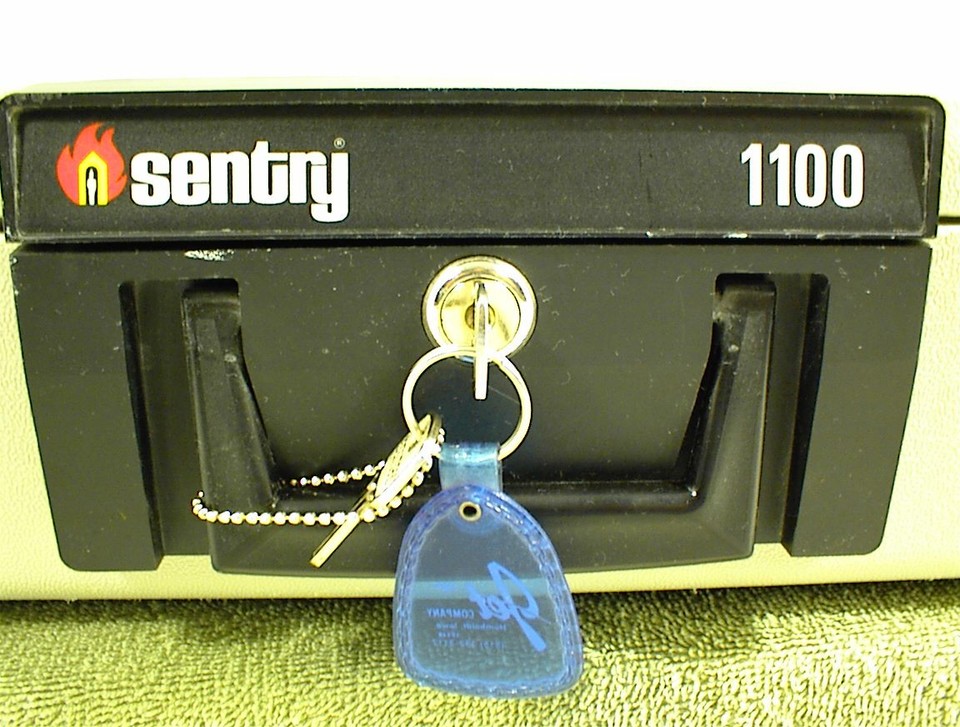 SENTRY 1100 SAFE LOCK BOX 2 KEYS HOME SECURITY FIRE RESISTANT | eBay