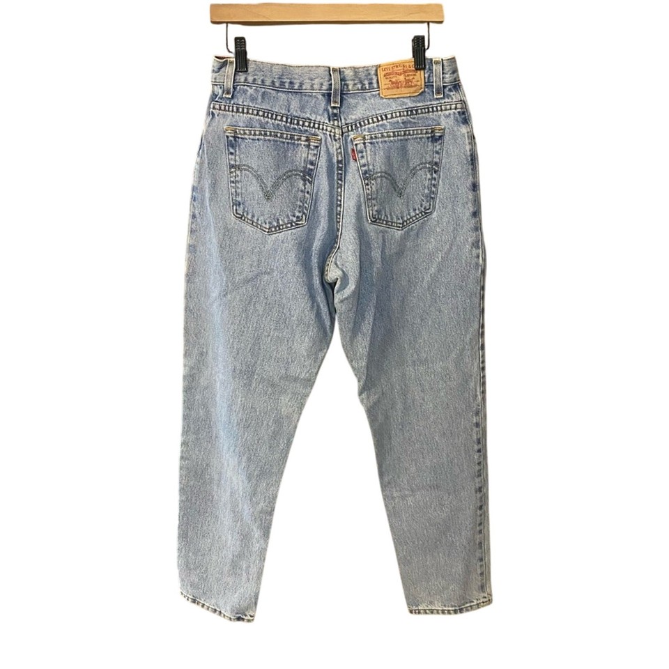 Women’s vintage Levi's 550 Light Blue relaxed tapered fit denim Jeans ...