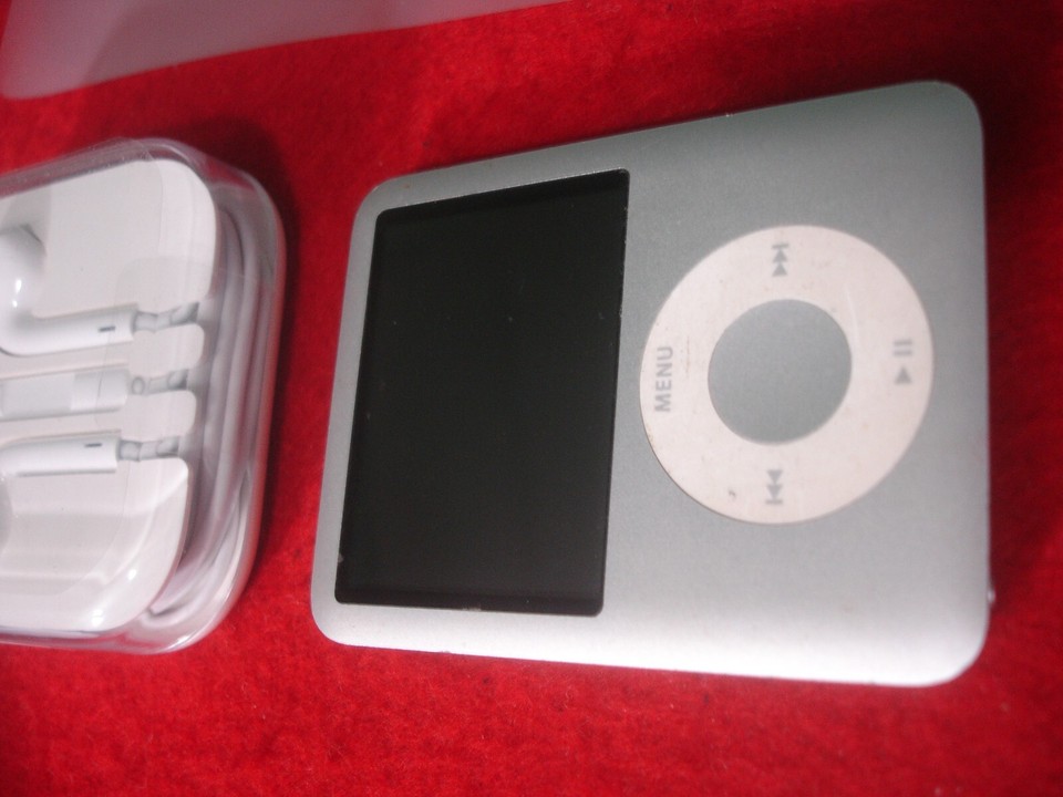 2 APPLE iPOD NANOS 4GB SILVER CHROME & BLACK COLOR MODEL A1236 A1137 ...