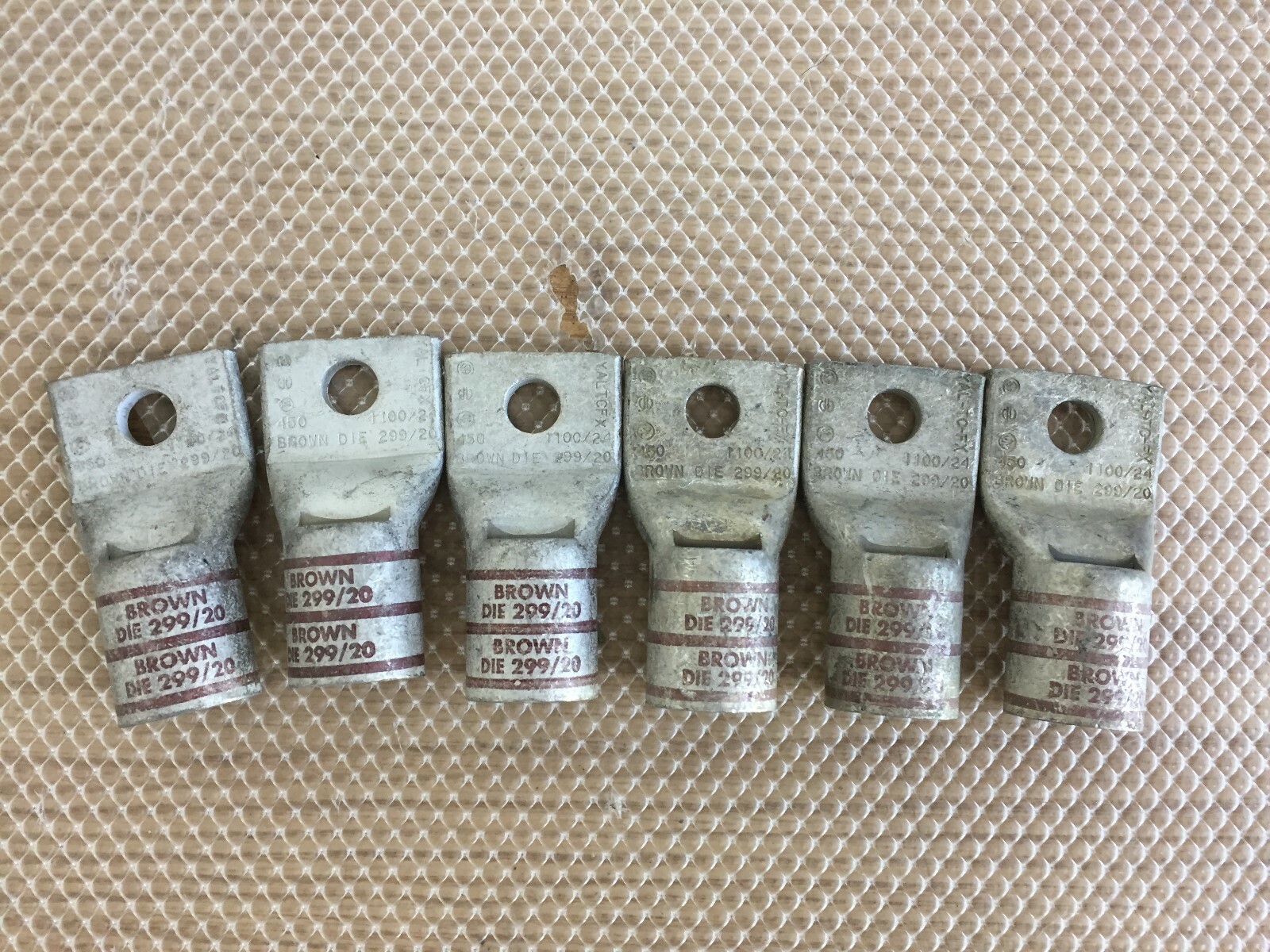 BROWN DIE 299/20 500 MCM ONE HOLE SHORT CRIMP STYLE PADDLE LUGS..LOT OF ...