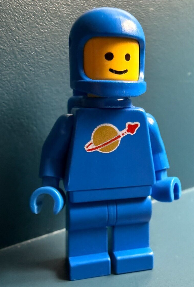 LEGO Classic Blue Spaceman Minifigure Vintage 1984 Gold Logo, sp004 ...