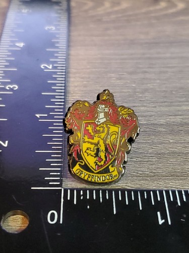 Harry Potter Hogwarts Pins Badges Gryffindor D8 | eBay