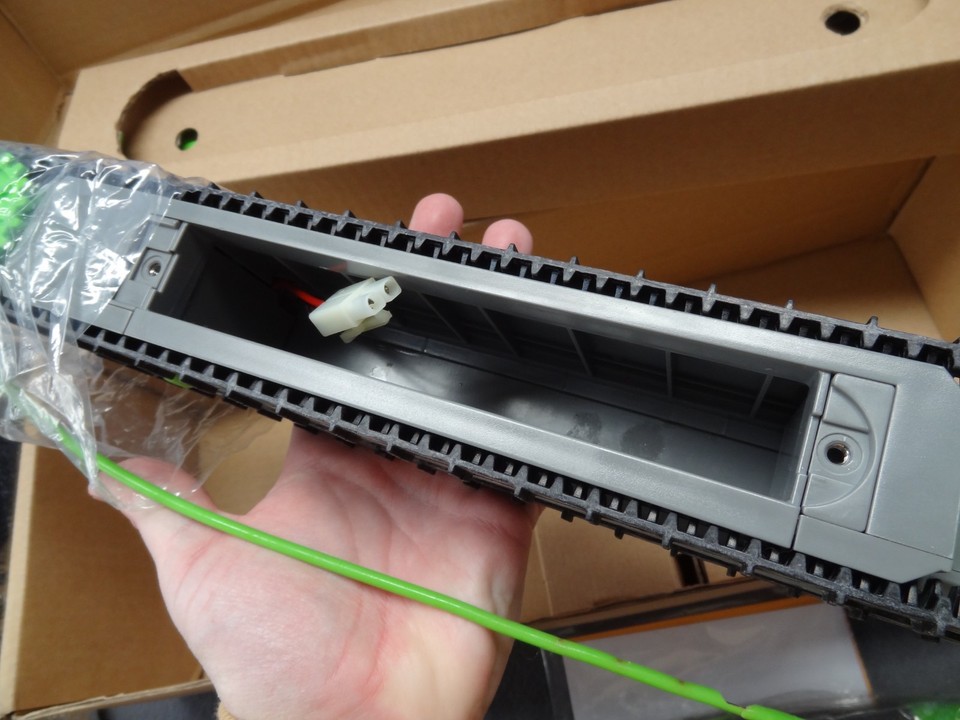 NEW iRobot Looj Gutter Cleaner Cleaning Robot Leaf Leaves Fall Battery ...