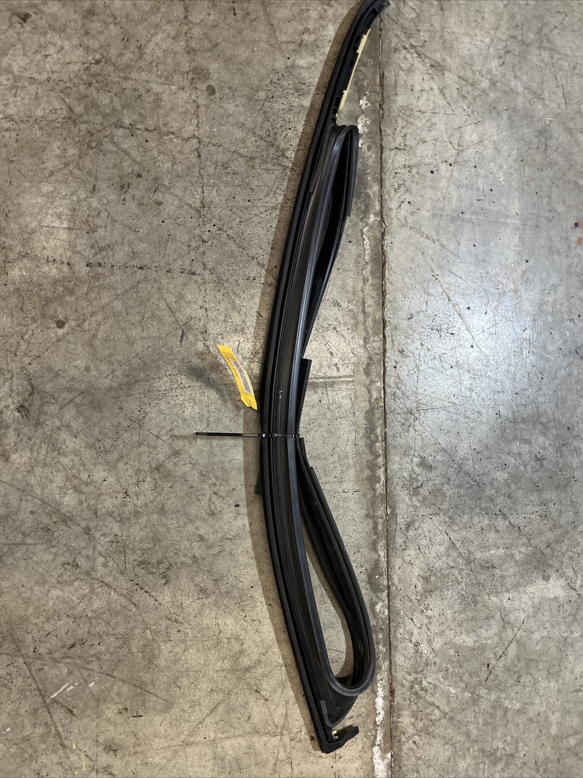 2018 Jeep Cherokee Left Front Door Scalp Molding Window Run Channel sb ...