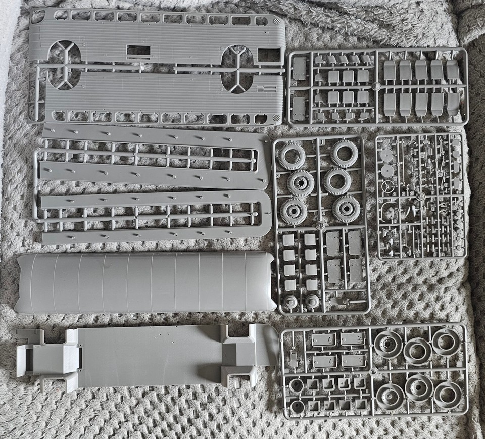 Roden # 816 1/35 scale 1947 PD-3751 Silverside Bus plastic model bus ...