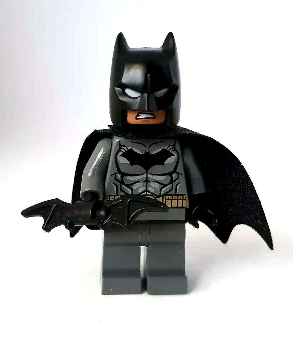 LEGO DC Super Heroes Batman Minifigure Mini Fig with Cape 76034 - FREE ...