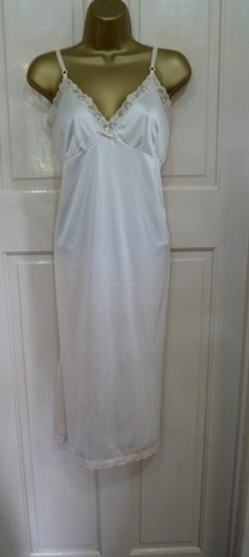 VINTAGE PRETTY LT NUDE SILKY NYLON LONG FULL SLIP PRETTY LACE SIZE 14 ...